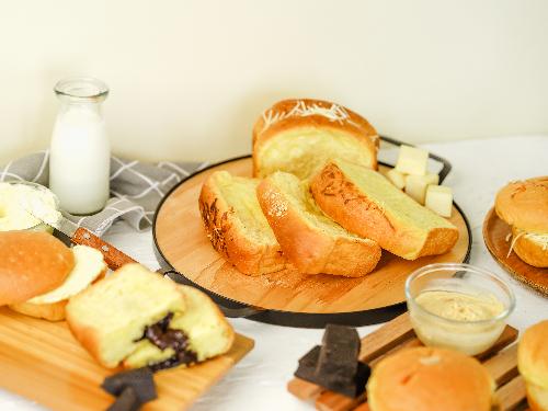 Roti & Jajanan Pasar Moro Seneng, Tambakan, Muntilan - GoFood