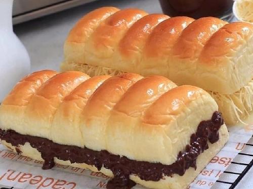 Bolen Pisang Pastry Dan Roti Gembul Sisir (By Monaco Bakery), Jalan ...