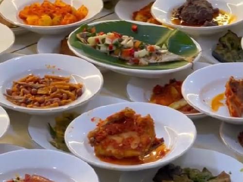 RESTO PADANG Nasi Kapau UNI YENNI, Jl. Gajah Mada, Kota Semarang - GoFood