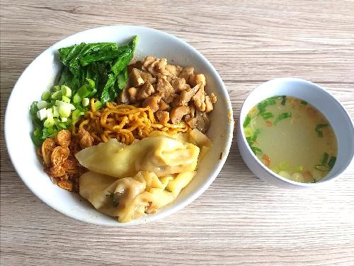 Mie Ayam Bangka Raja, Bakso, Pangsit, Solo Urbana UNS - GoFood